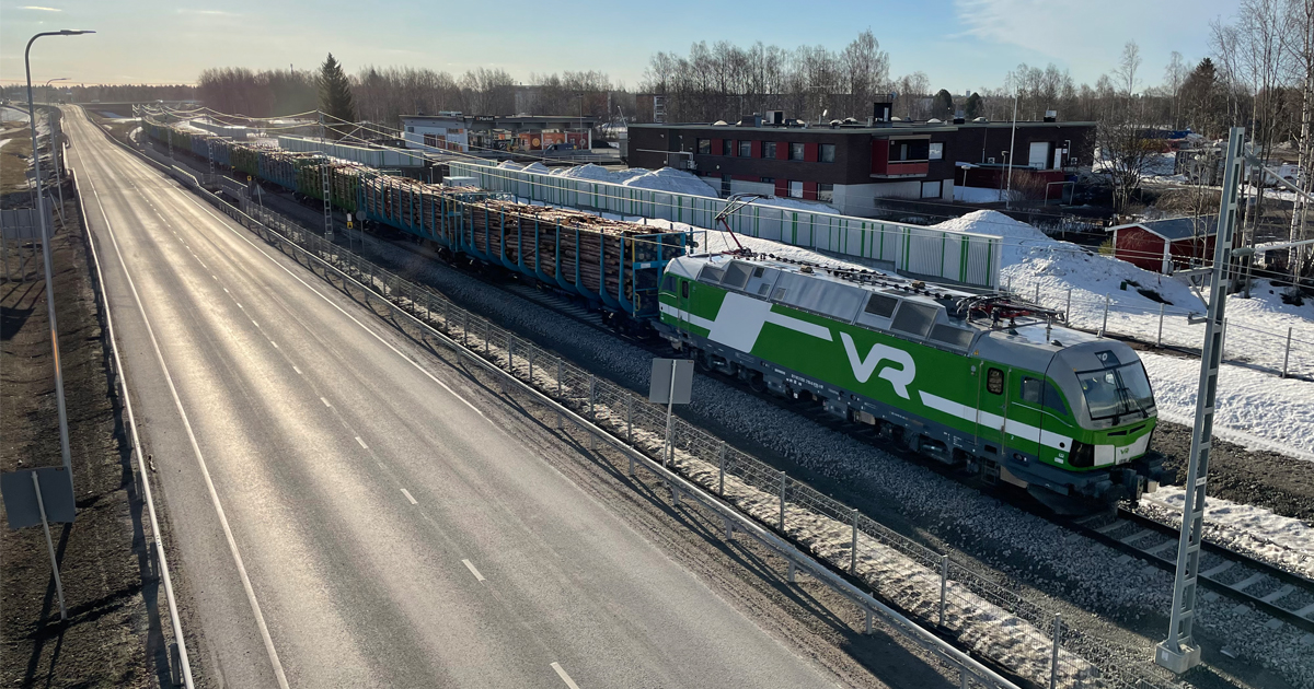 VR’s first electrically driven train transporting roundwood arrives at ...