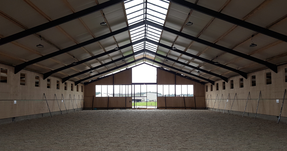 Multiplex-wanden en houten spanten voor een manege