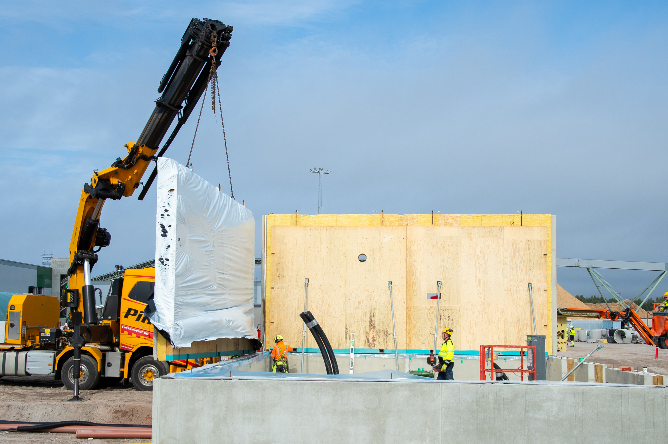 Innovative hybrid sandwich element