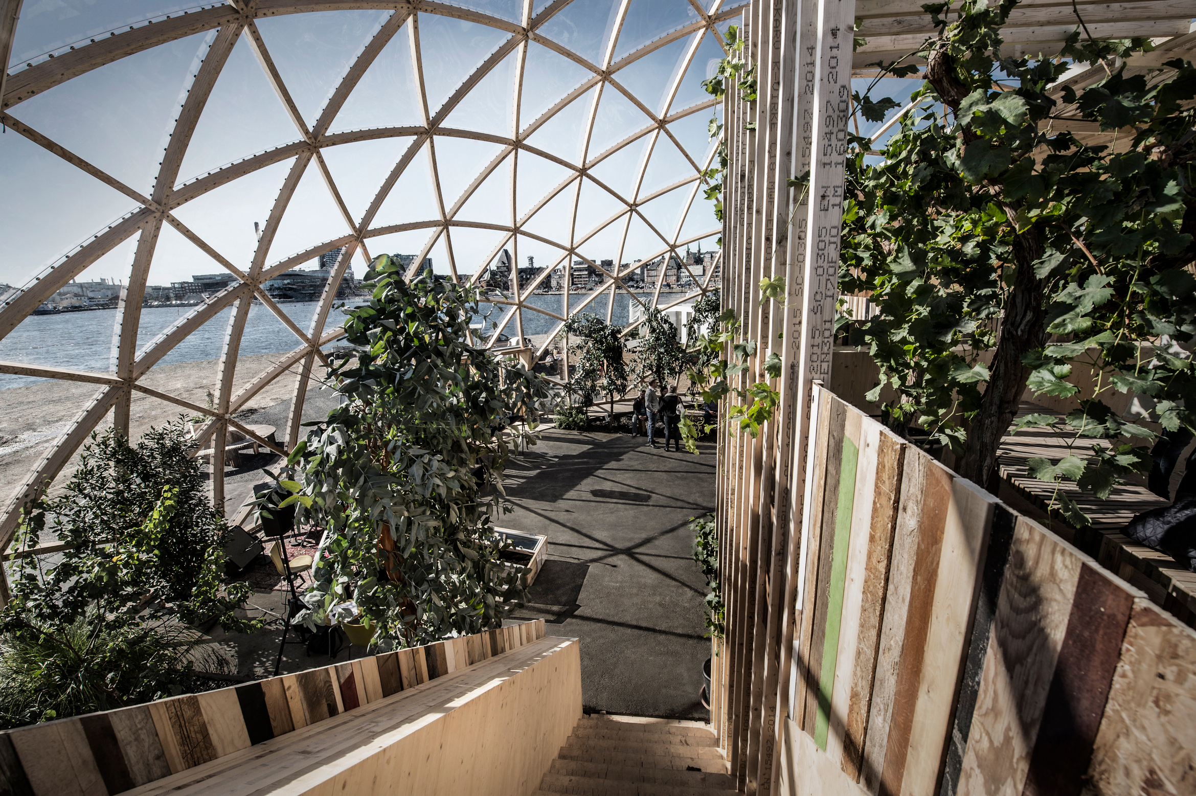 Sustainable building and resource efficiency with wood