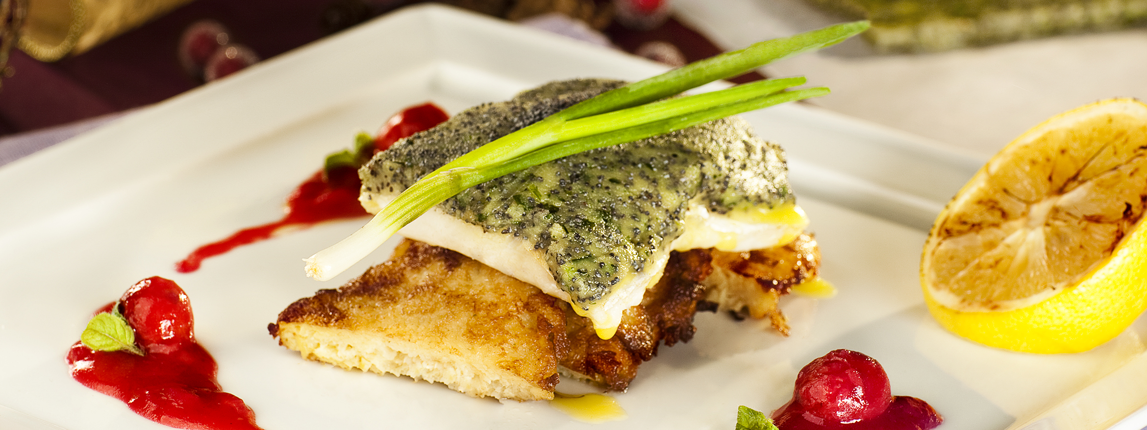 Carpa o lucioperca con semillas de amapola en salsa de ciruelas, con ...