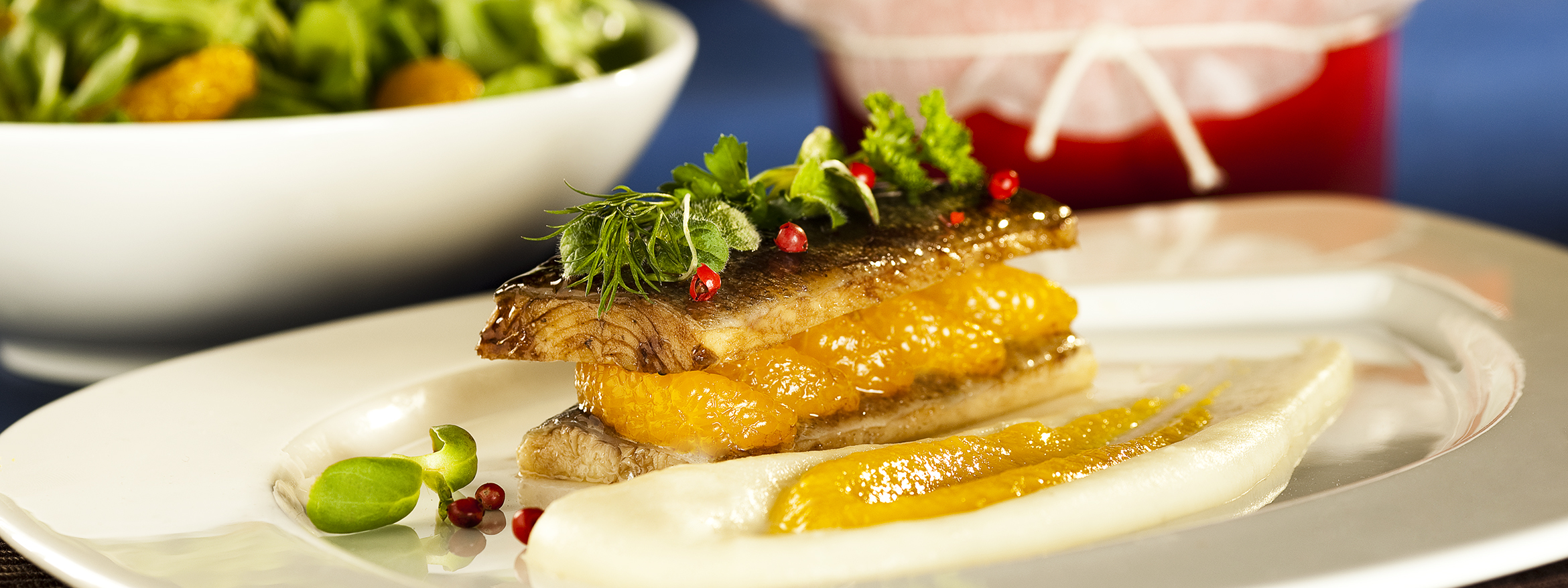 Truite fumée avec purée de céleri et sauce à la mandarine